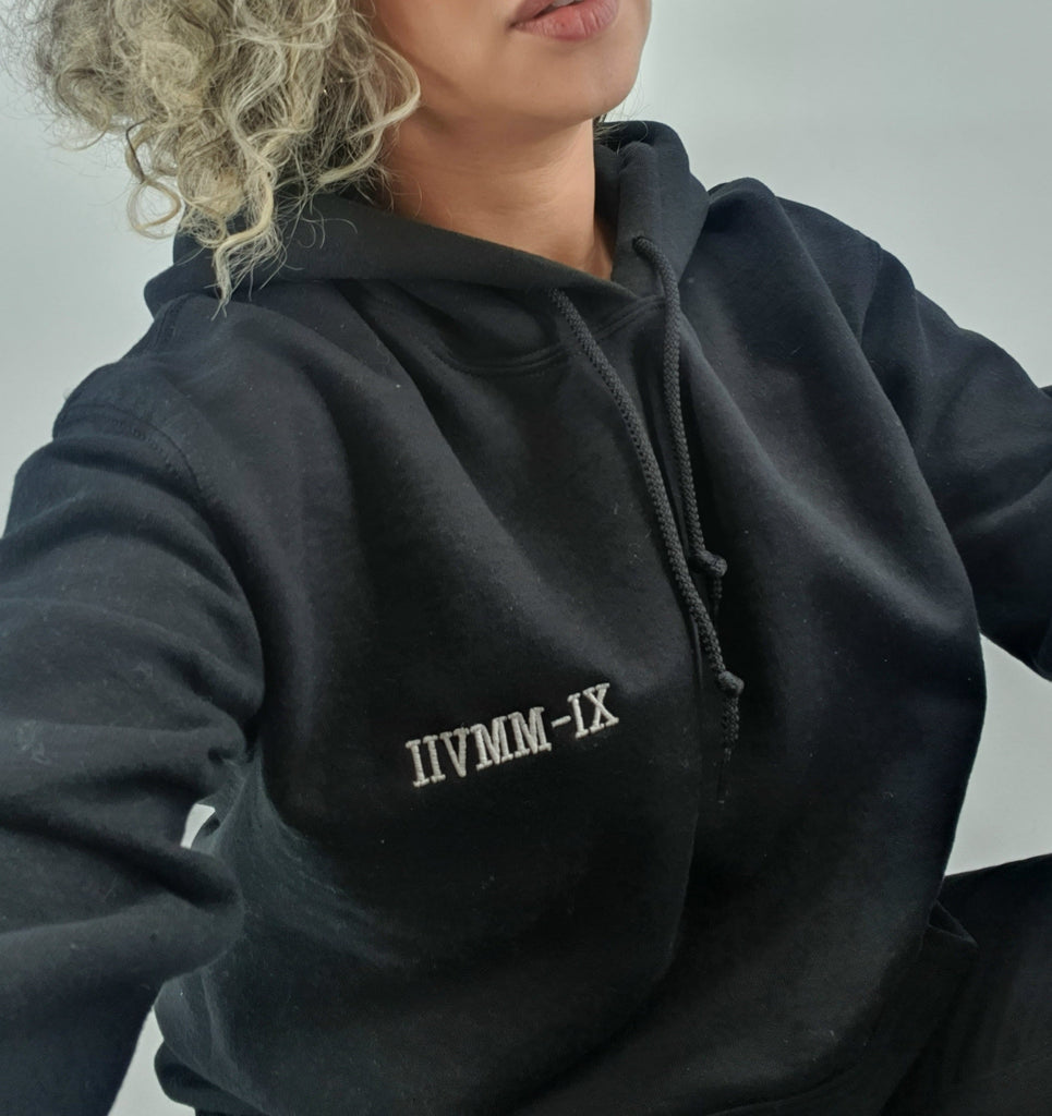 PULL PERSONNALISÉ BRODÉ- DATE CHIFFE ROMAIN ET INITIALE – Letzhug