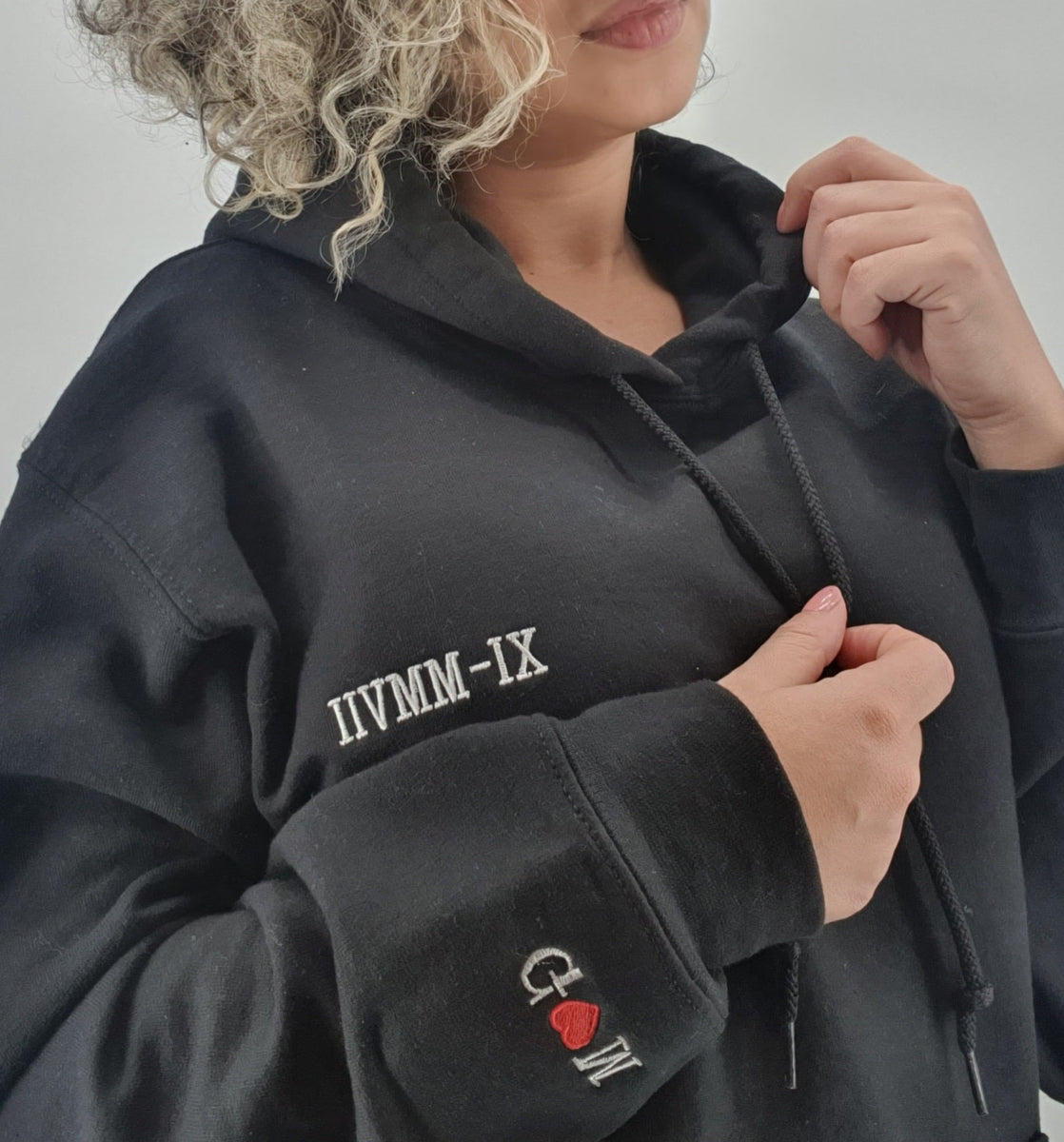 PULL UNISEXE PERSONNALISÉ BRODÉ DATE CHIFFE ROMAIN ET INITIALE – LETZHUG